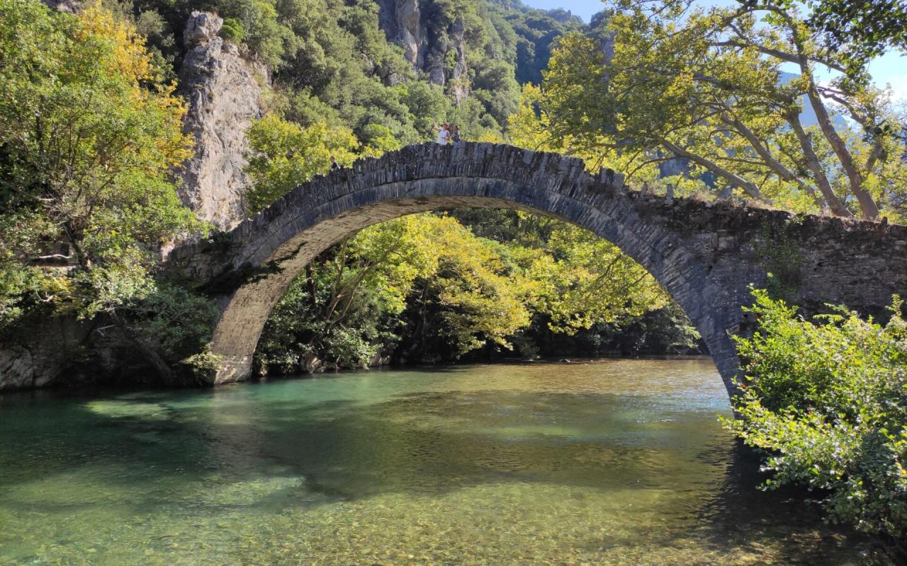 Το πανέμορφο γεφύρι της Κλειδωνιάς στα κρυστάλλινα νερά του Βοϊδομάτη ...