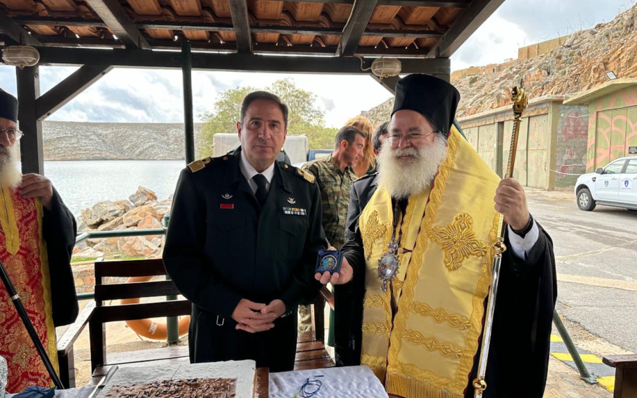 Ιεραπύτνης Κύριλλος: Eυλόγησε την βασιλόπιτα στην Προκεχωρημένη Ναυτική ...