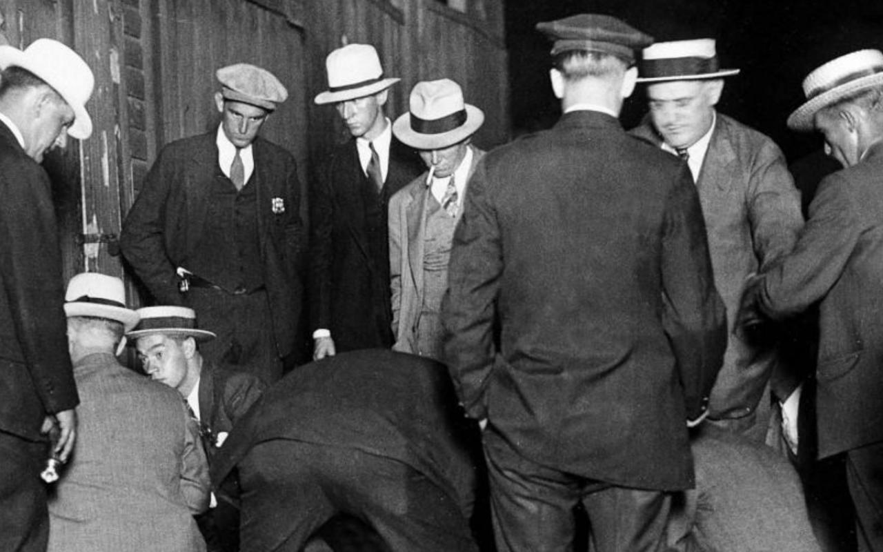 Η σφαγή του Αγίου Βαλεντίνου: Το μακελειό που ξεκλήρισε μια από τις πιο ...