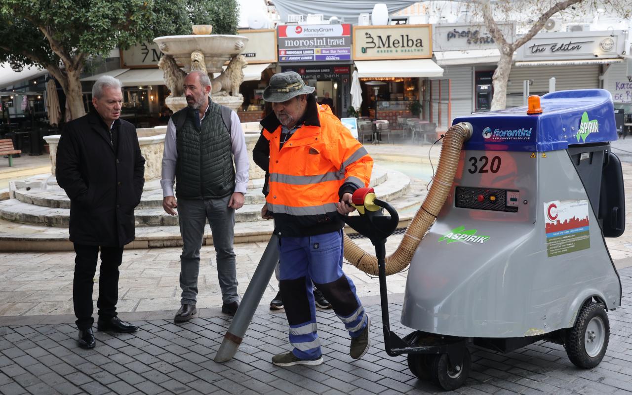 Ηράκλειο: Ξανά σε χρήση οι μηχανοκίνητες σκούπες και το πιεστικό όχημα ...