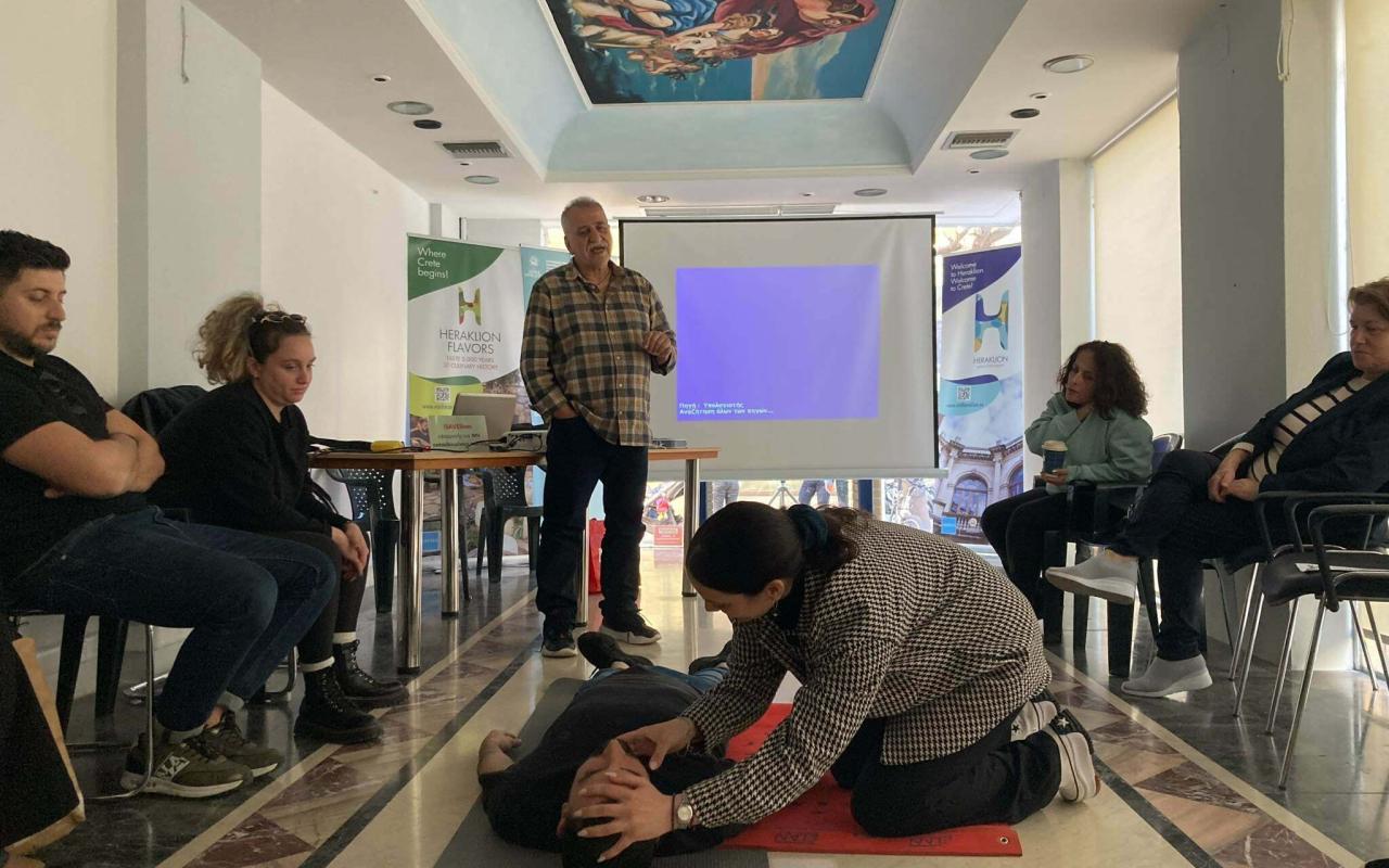 Ηράκλειο: Μαθήματα που σώζουν ζωές στο τρίτο σεμινάριο Πρώτων Βοηθειών ...
