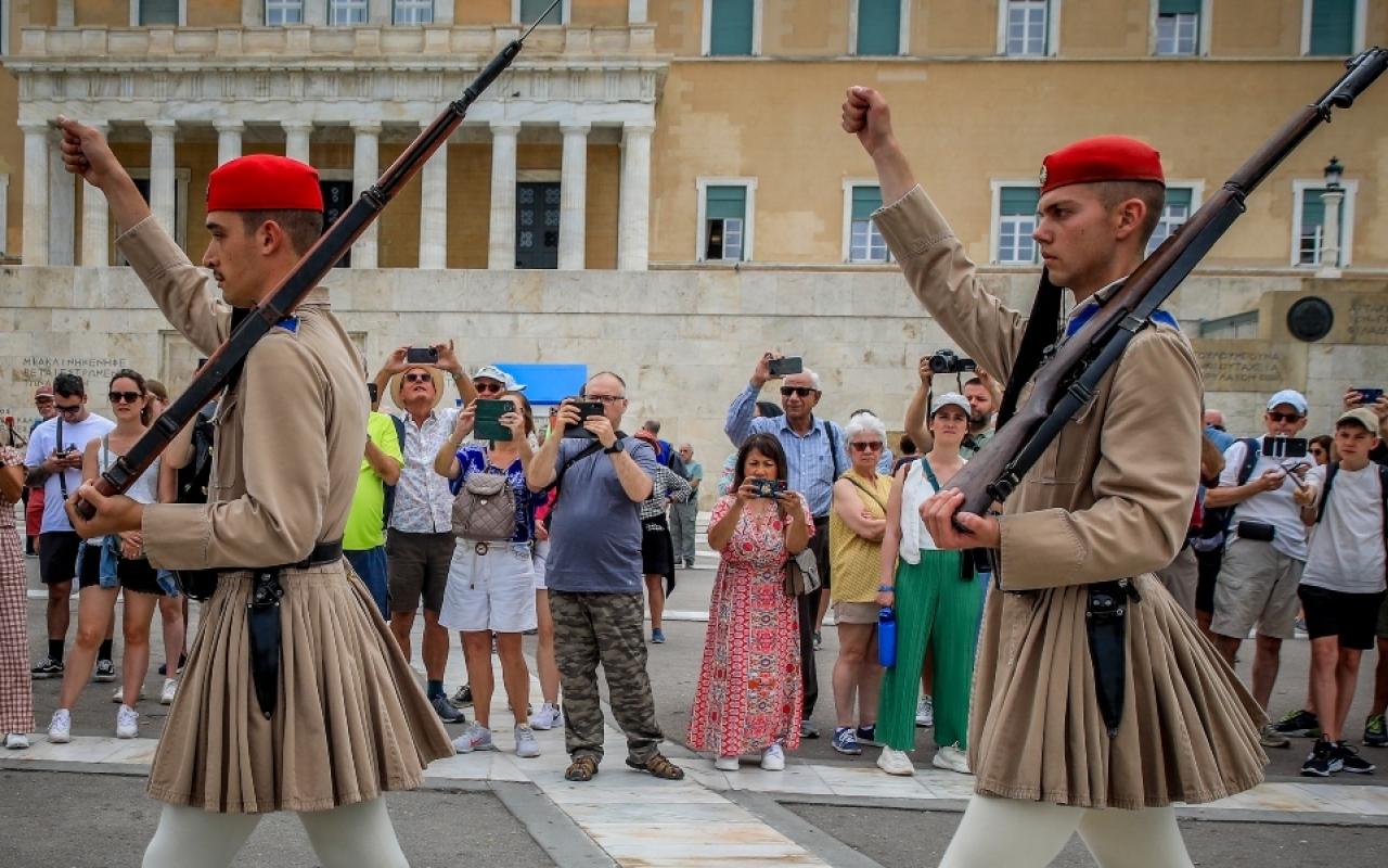 Η αλλαγή της Προεδρικής Φρουράς στην Αθήνα έγινε viral στο TikTok - Το ...