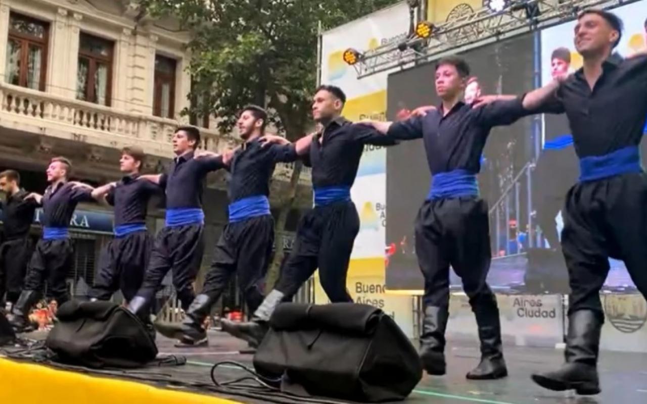 Έκαναν Κρήτη το... Μπουένος Άιρες - Ελληνες χορεύουν κρητικά στην ...