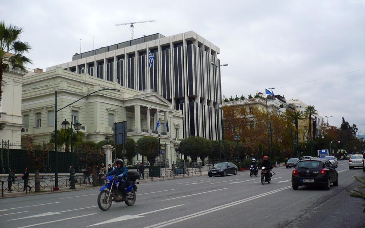 Τροχαίο έξω από τη Βουλή: Εγκεφαλικά νεκρός ο νεαρός οδηγός της μηχανής ...